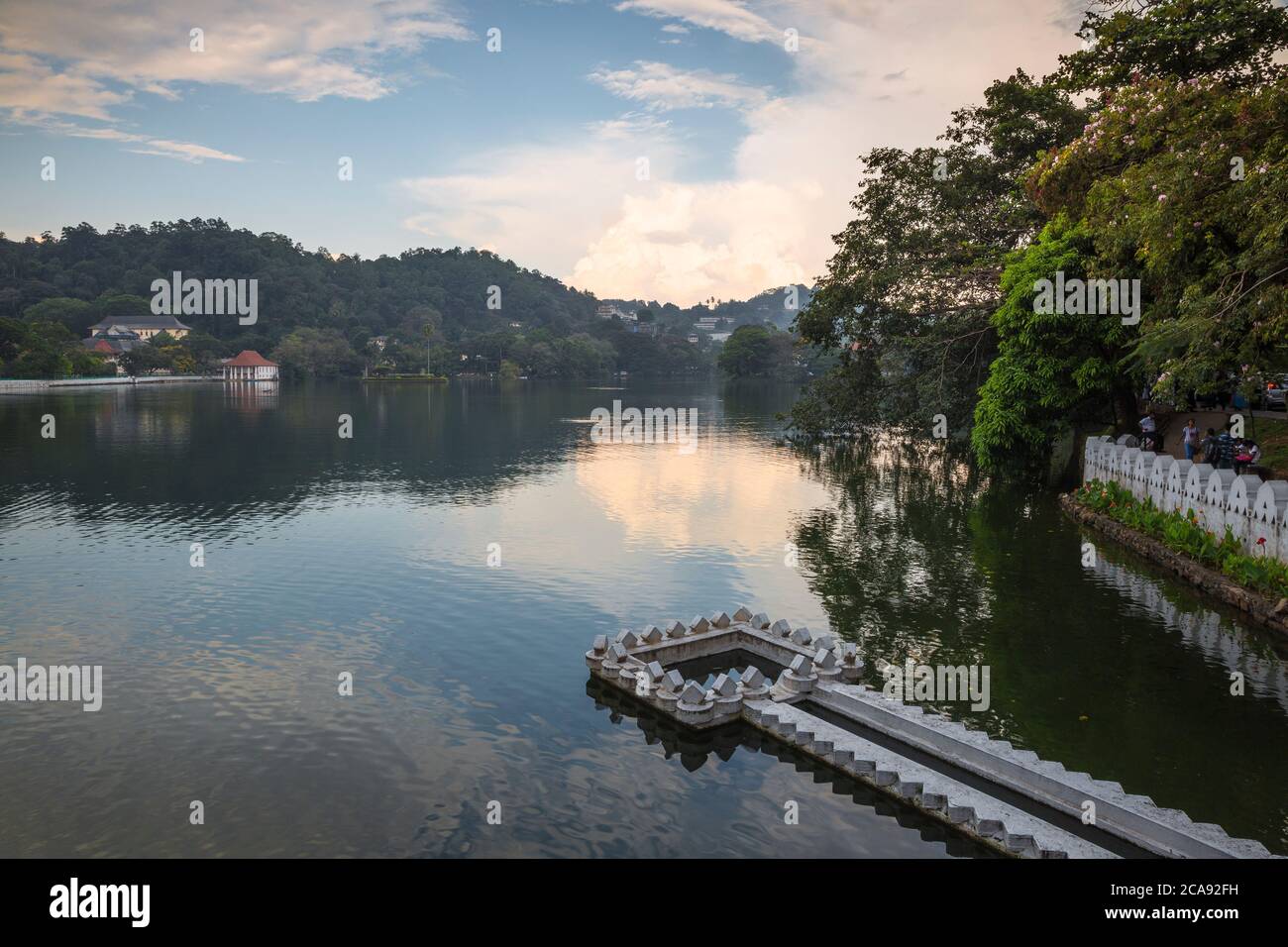 Kandy Lake and the Temple of the Tooth, Kandy, UNESCO World Heritage ...