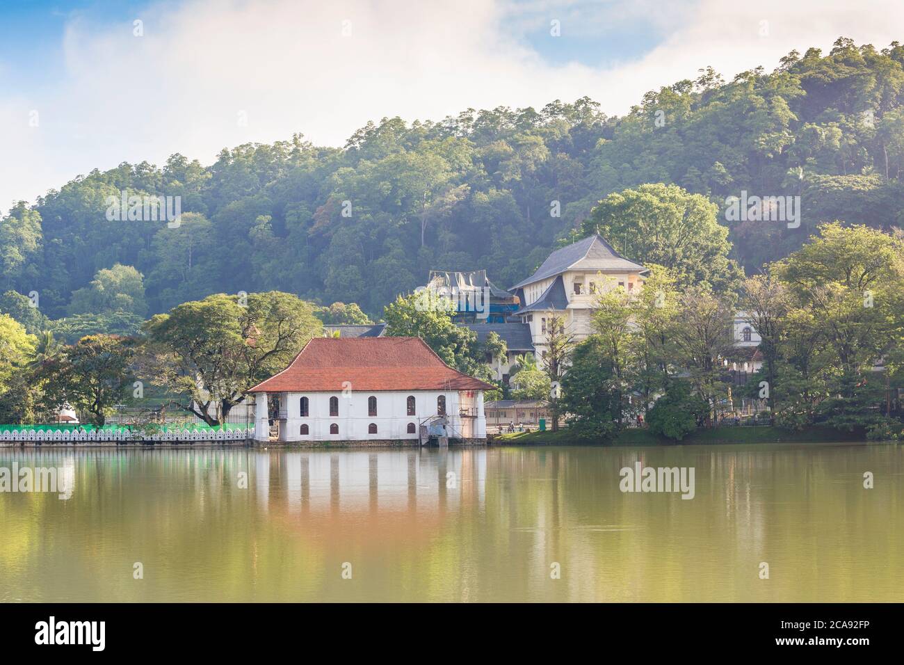 Kandy Lake and the Temple of the Tooth, Kandy, UNESCO World Heritage ...