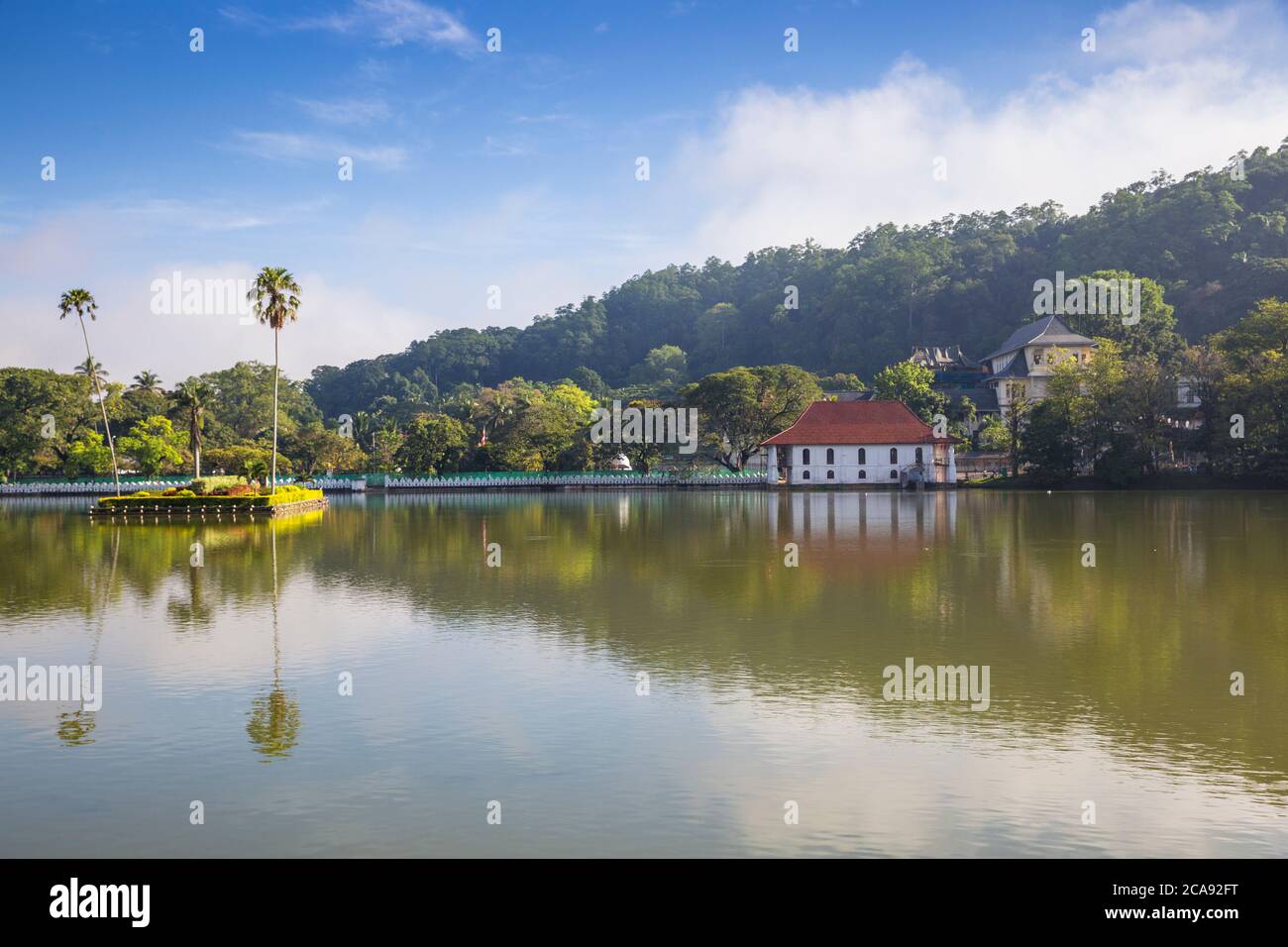 Kandy Lake and the Temple of the Tooth, Kandy, UNESCO World Heritage ...