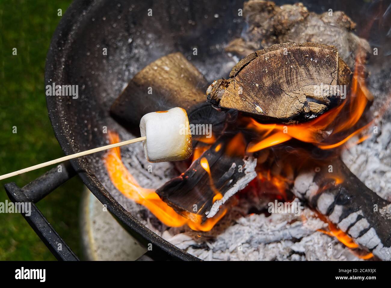 Toast marshmallow candy fire camp hi-res stock photography and images ...