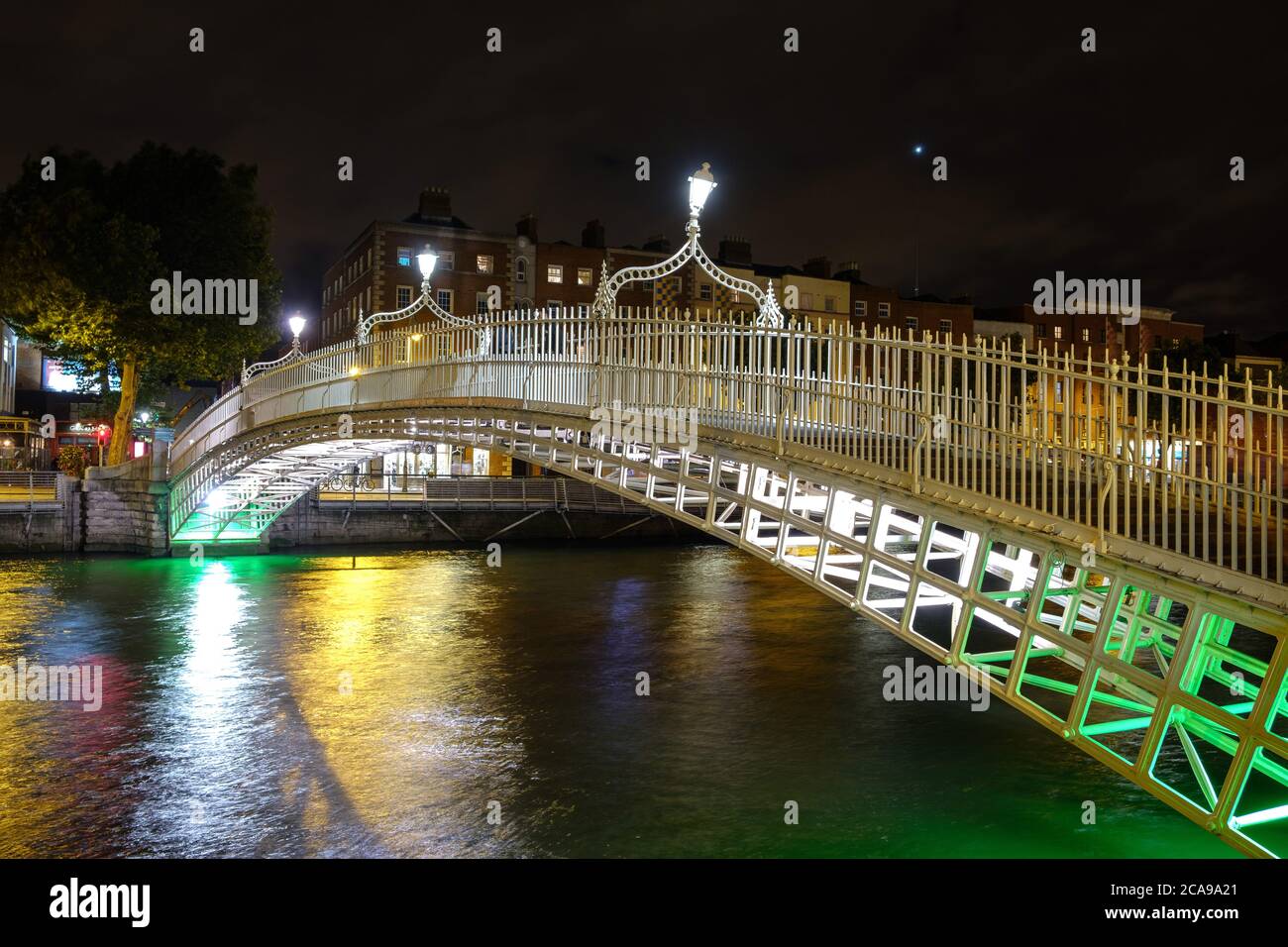 Dublin - August 2019: Ha'penny bridge in the night Stock Photo - Alamy