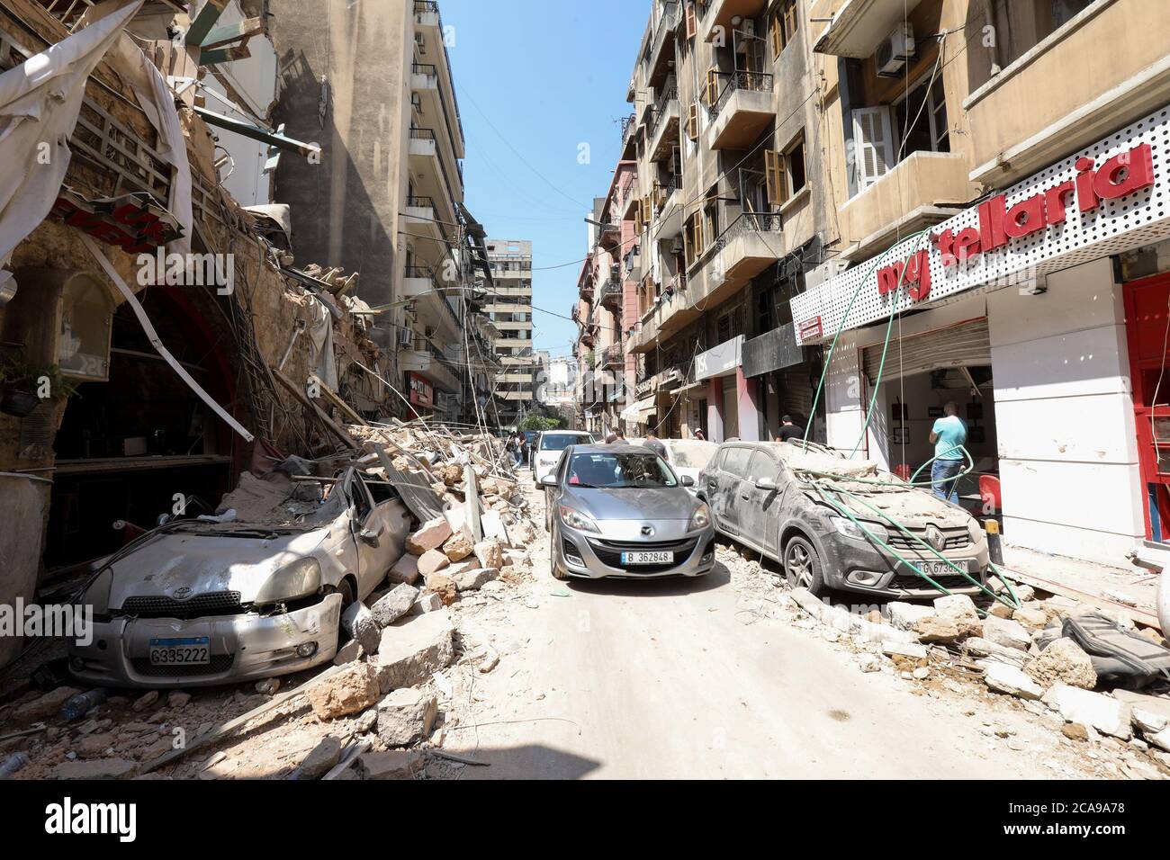 Beirut, Lebanon. 05th Aug, 2020. Lebanese inspect the damage of a ...