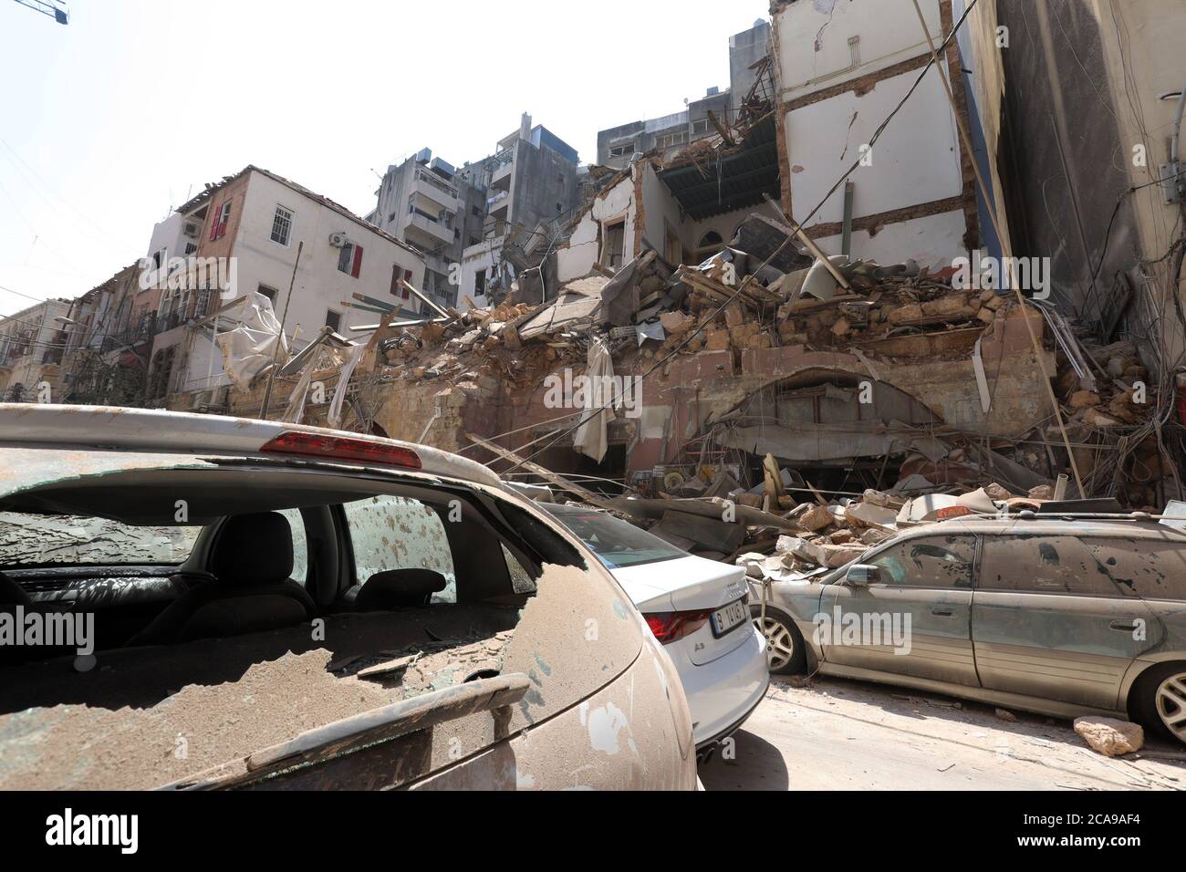 Beirut, Lebanon. 05th Aug, 2020. Lebanese inspect the damage of a ...