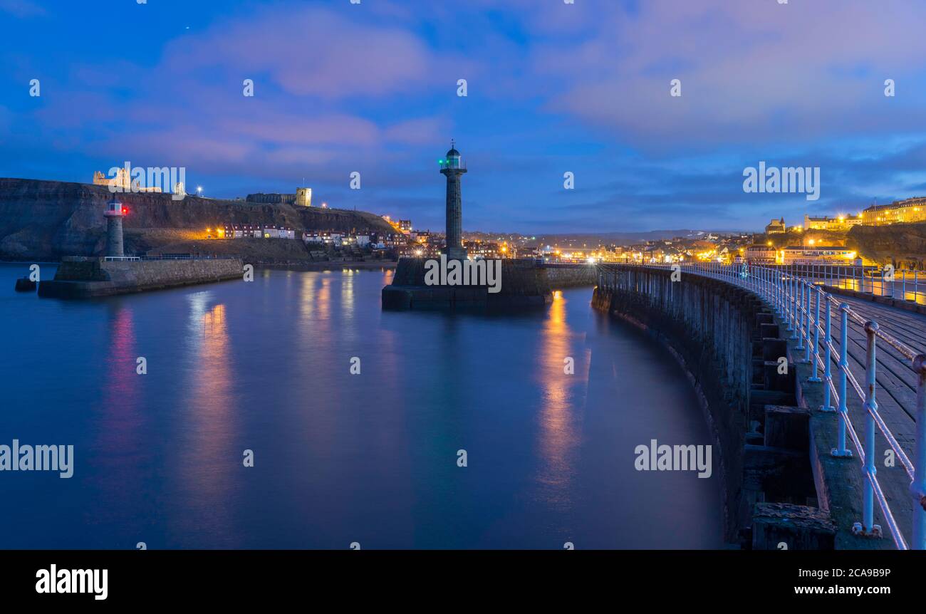Whitby harbour lighthouses hi-res stock photography and images - Alamy