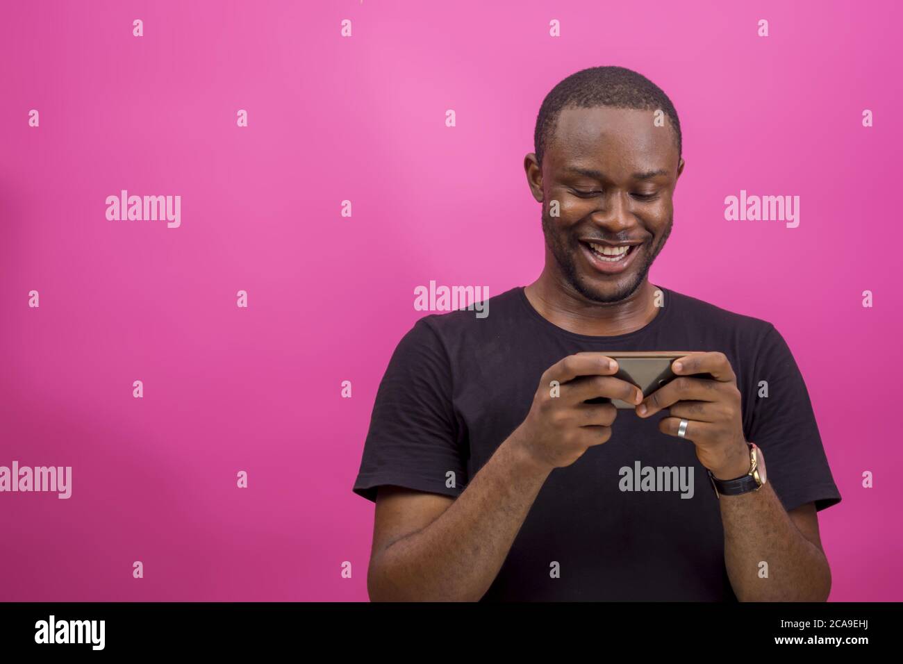 Black guy hand smartphone hi-res stock photography and images - Alamy
