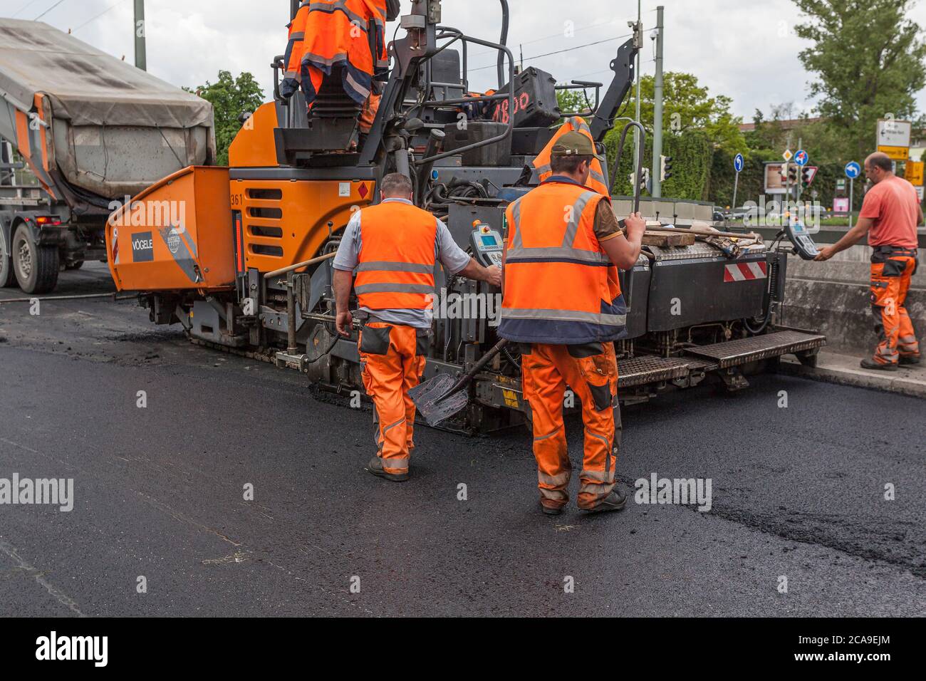 Road coating heat hi-res stock photography and images - Alamy