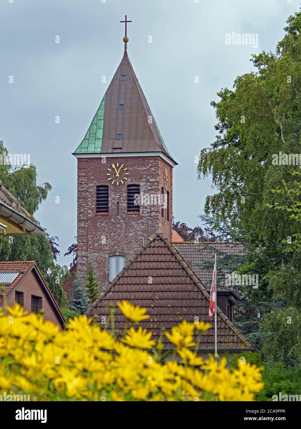 Yellow brick exterior hi-res stock photography and images - Alamy
