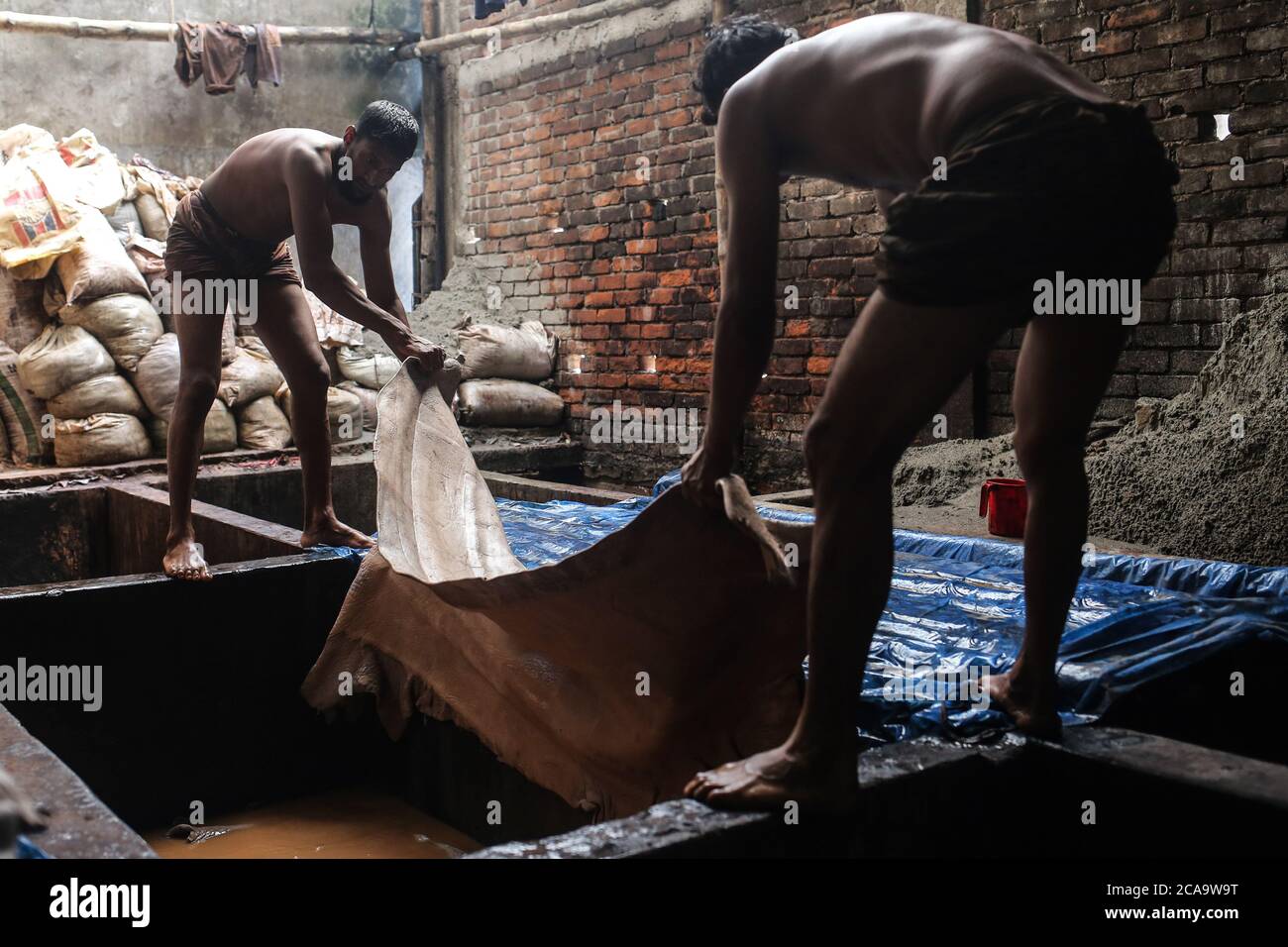 Dhaka, Dhaka, Bangladesh. 5th Aug, 2020. Labors are working on a raw ...