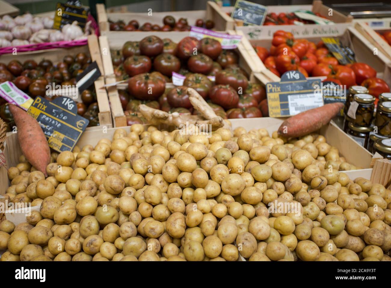 potato stall in a market Stock Photo - Alamy