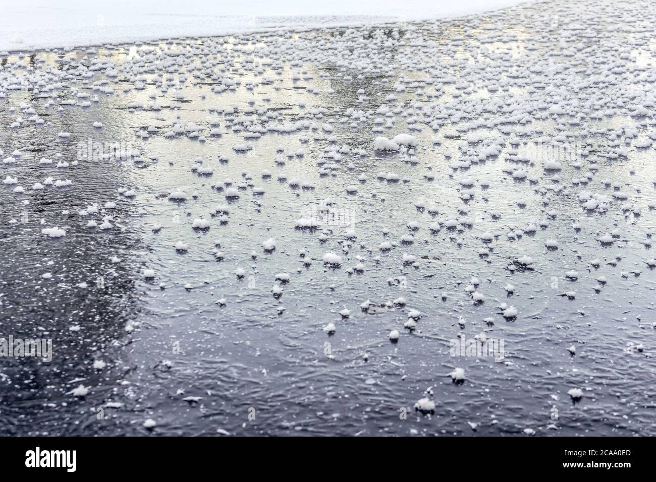 Frozen small lakes hi-res stock photography and images - Alamy