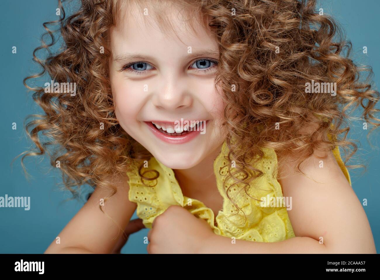 Portrait of a beautiful girl child Stock Photo - Alamy