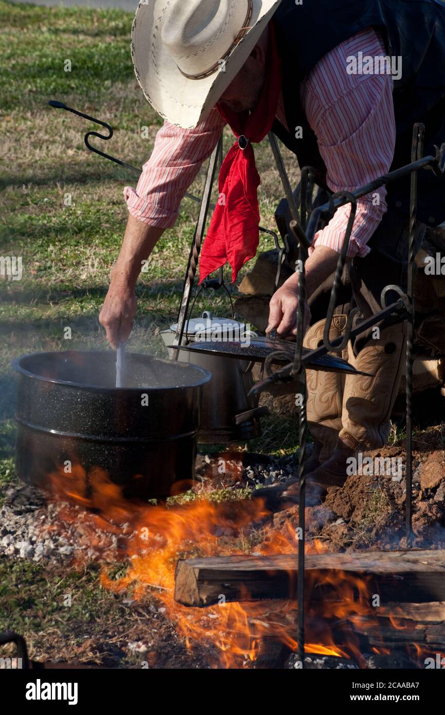 Cowboy cooking over an open fire Stock Photo - Alamy