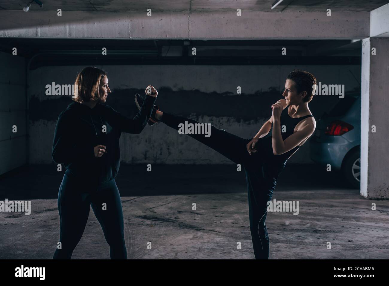 Two black women fighting hi-res stock photography and images - Alamy