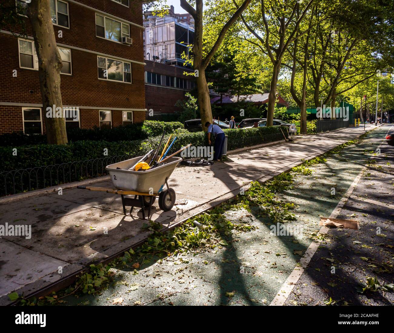 Hurricane people clean up hi-res stock photography and images - Alamy