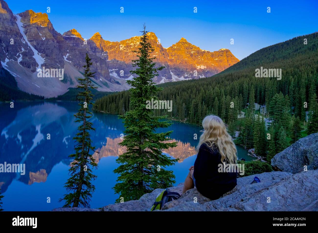 First light at moraine lake hi-res stock photography and images - Alamy