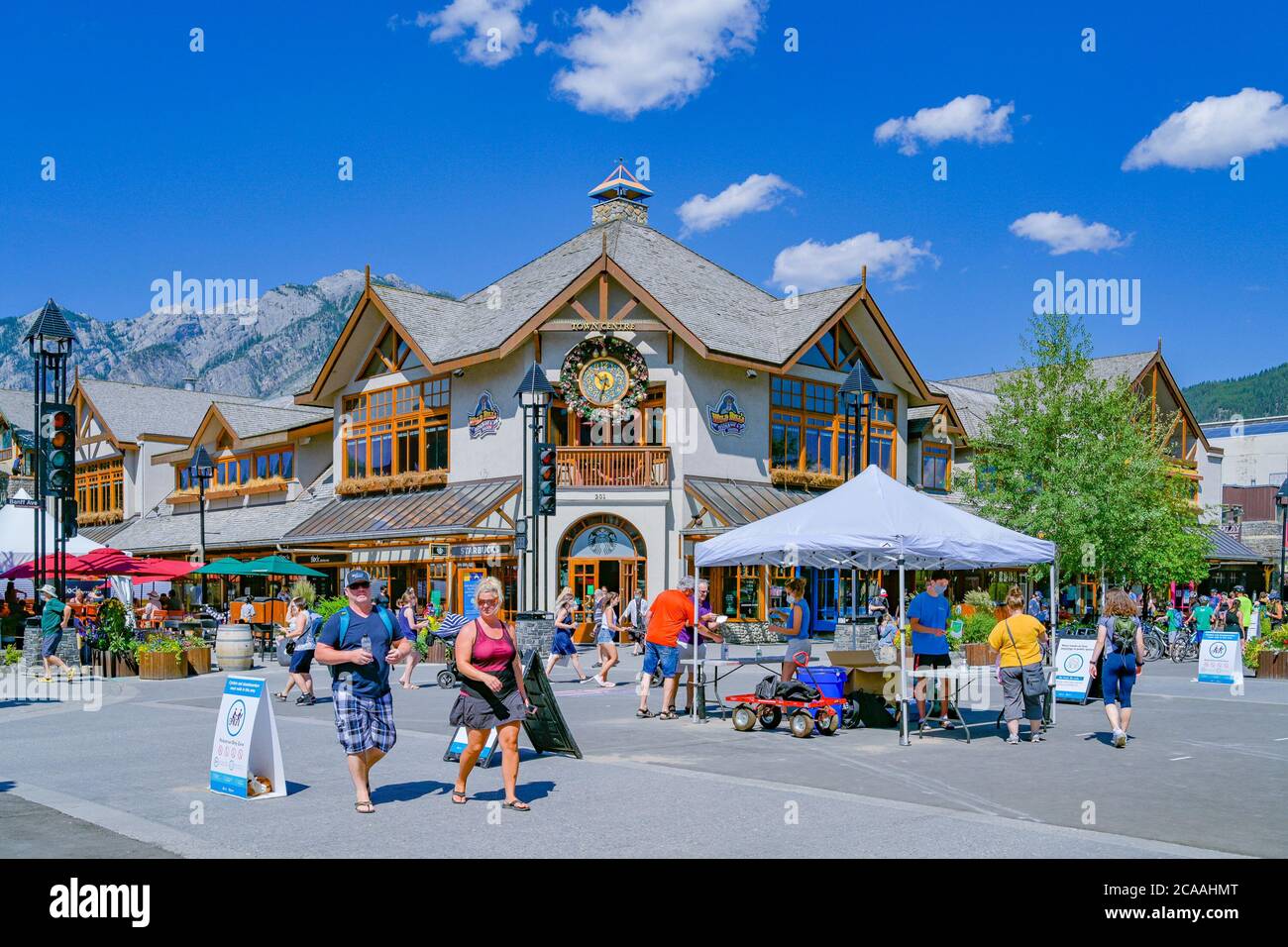 Busy street scene, Covid 19 summer, Banff townsite, Banff National Park ...