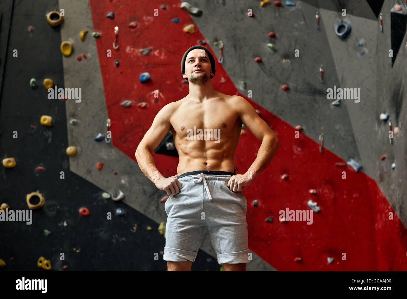 Shirtless caucasian athletic crossfit man ready to climbing workout ...