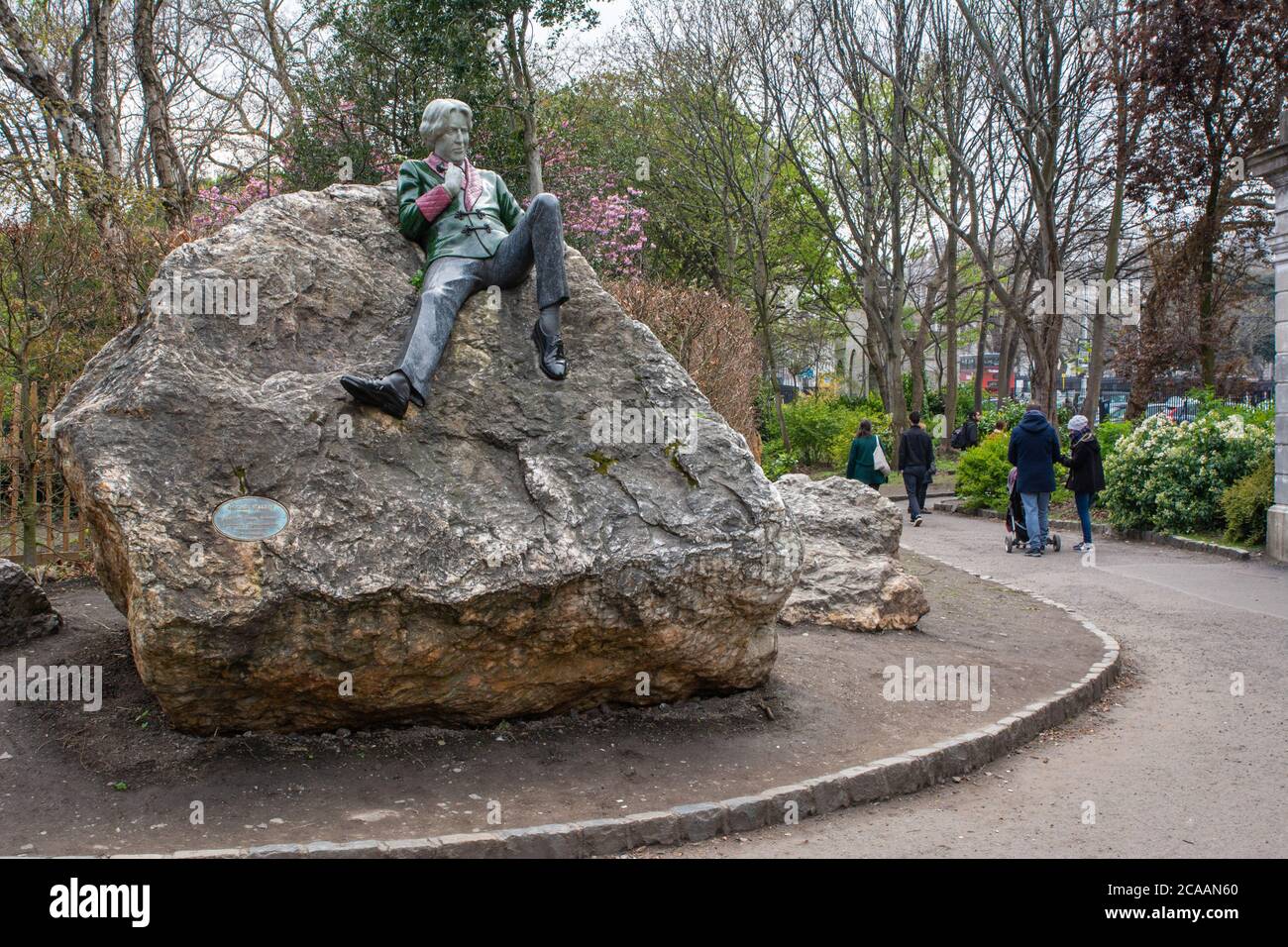Oscar Wilde statue in Merrion Square in Dublin Ireland Stock Photo - Alamy
