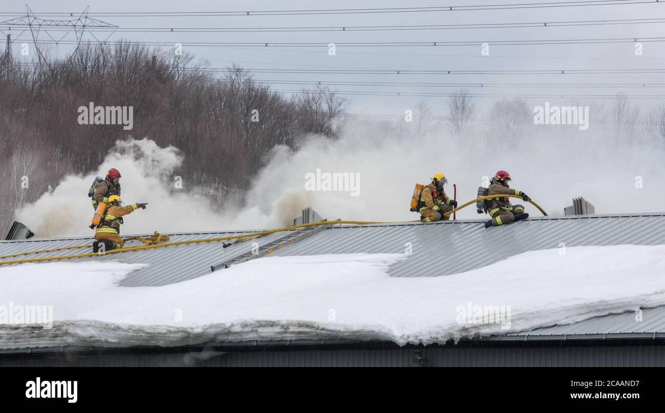 Firefighter battle house fire Stock Photo - Alamy