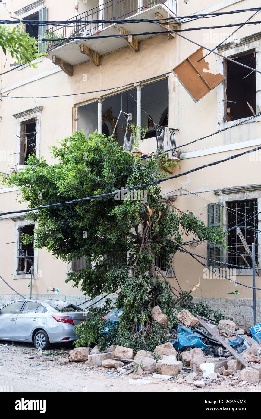 Collapsed destroyed building hi-res stock photography and images - Alamy