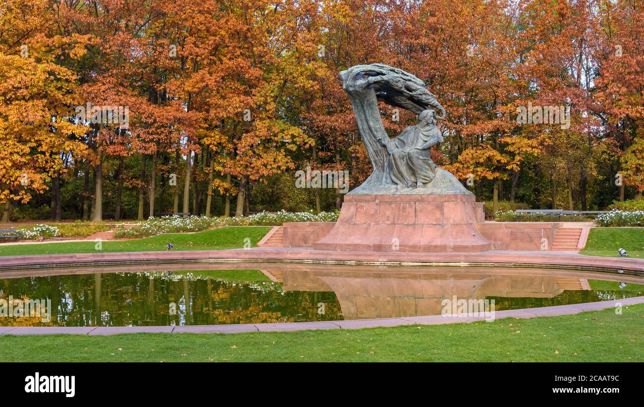 Autumn view of Frederic Chopin Monument in Royal Baths Park in Warsaw ...
