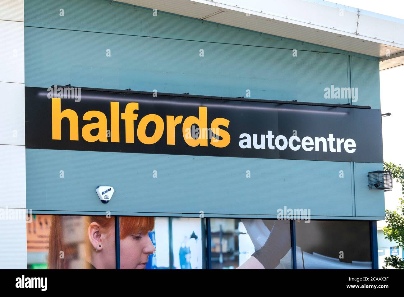 Halfords branch hi-res stock photography and images - Alamy