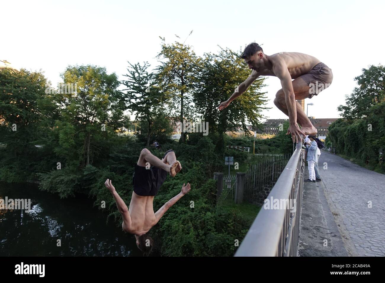 Junger man springt vom die Brücke LindenLindener Berg.Hannover.im ...