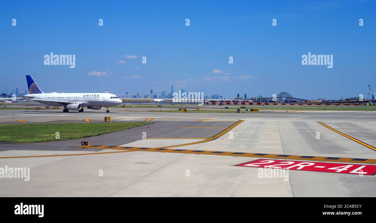 Newark airport building hi-res stock photography and images - Alamy