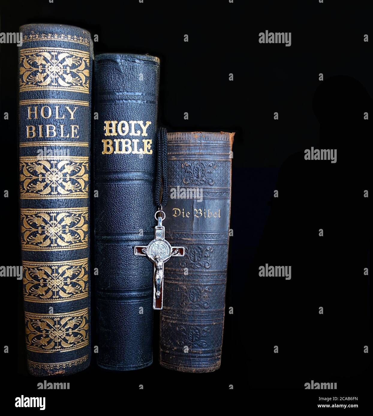 Old bibles hi-res stock photography and images - Alamy