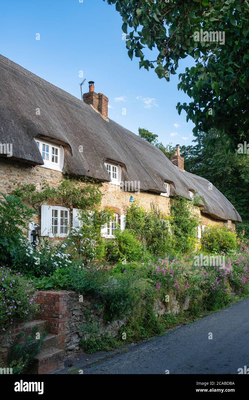 Thatched cottage in the village of Great Milton, Oxfordshire, England ...