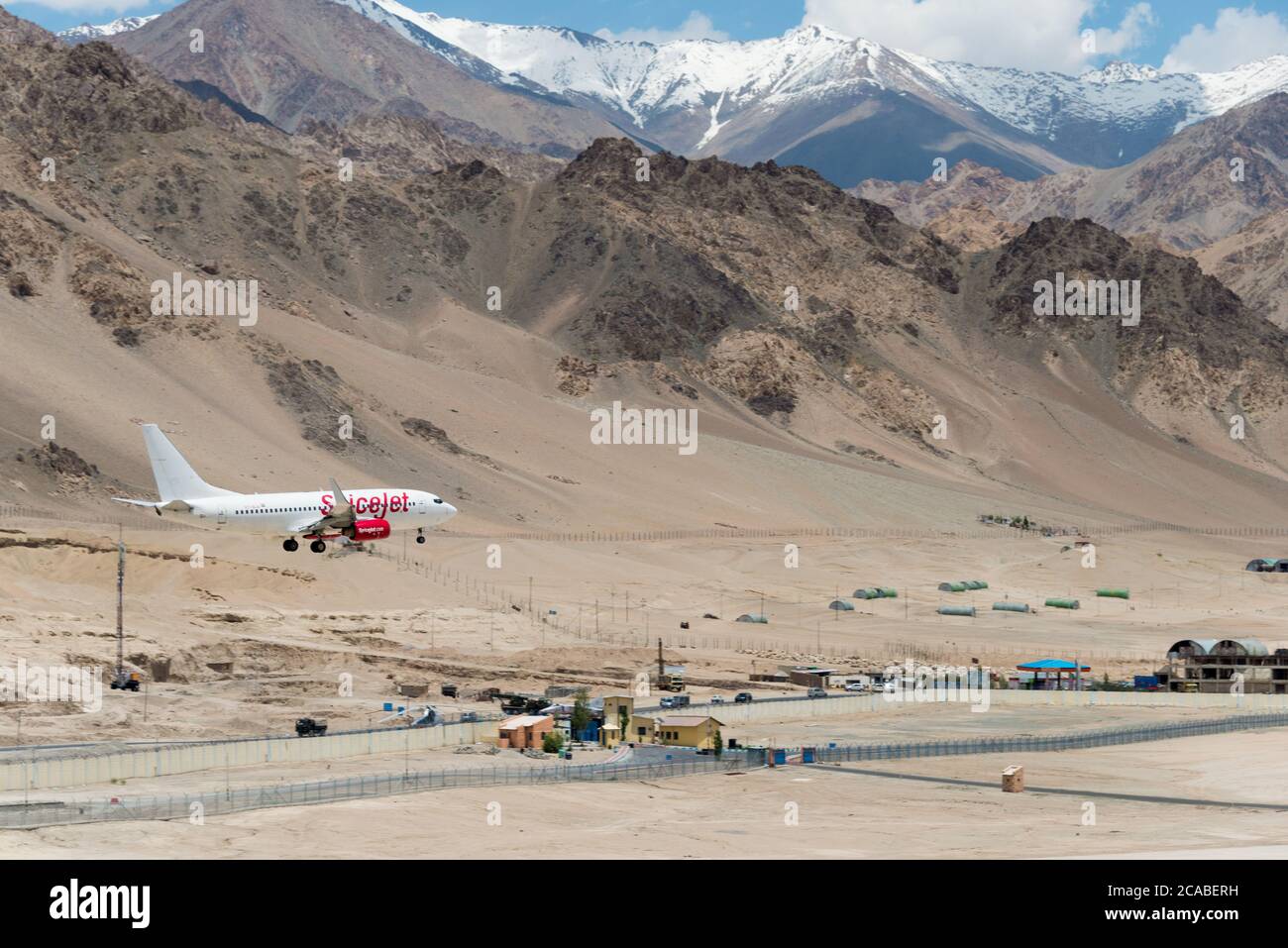 Spicejet Boeing 737 on final approach to Leh airport (Kushok Bakula ...