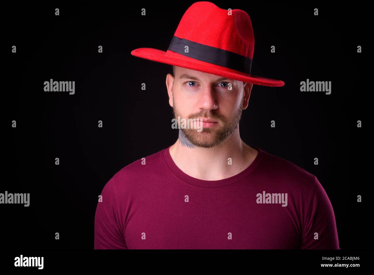 Bearded man wearing black hat hi-res stock photography and images - Alamy