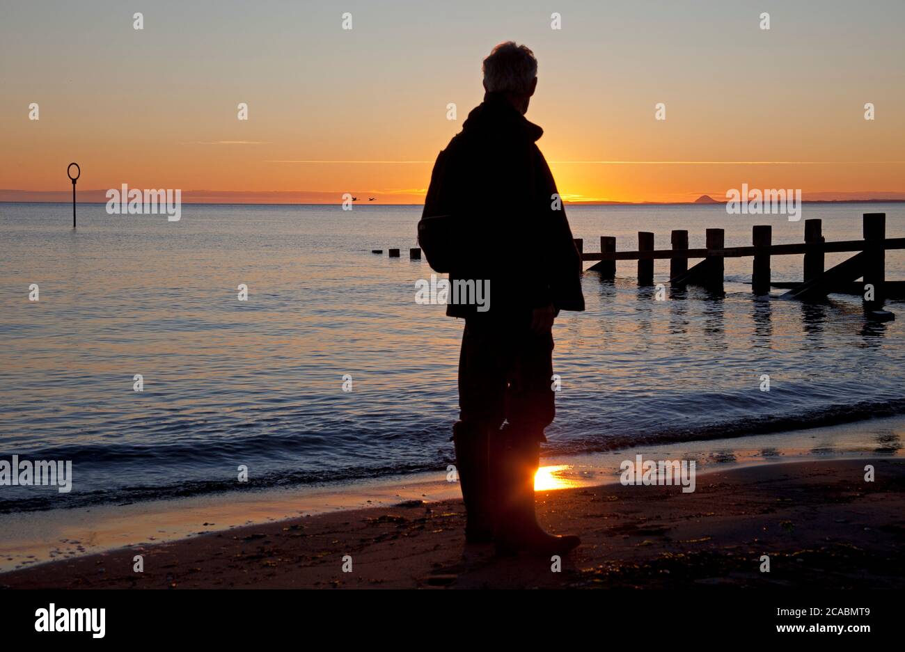 Man looking miserable in the rain hi-res stock photography and images ...
