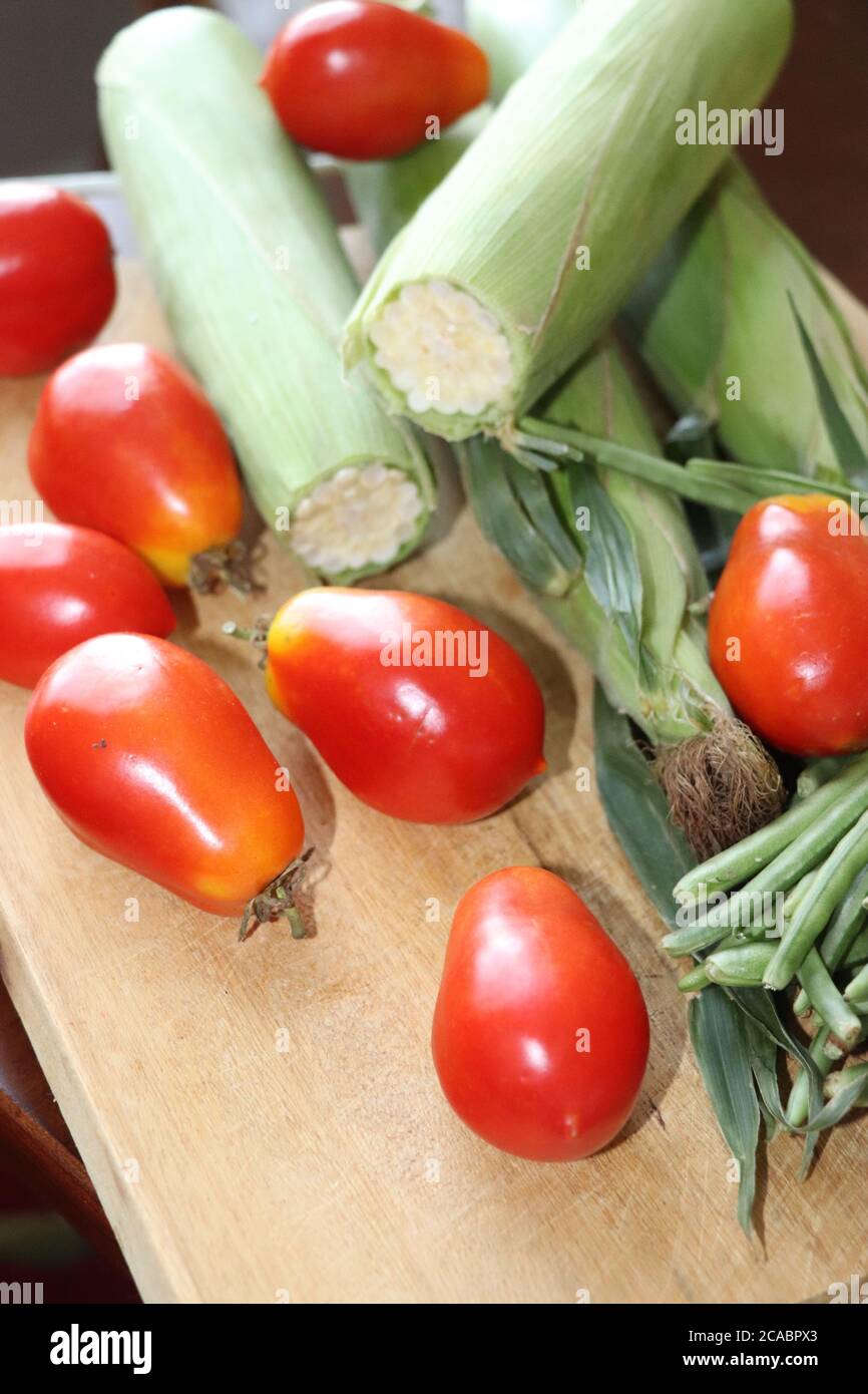 Grean tomatoes hi-res stock photography and images - Alamy