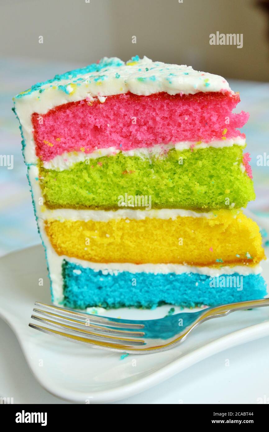 A slice of cake with white frosting Stock Photo - Alamy