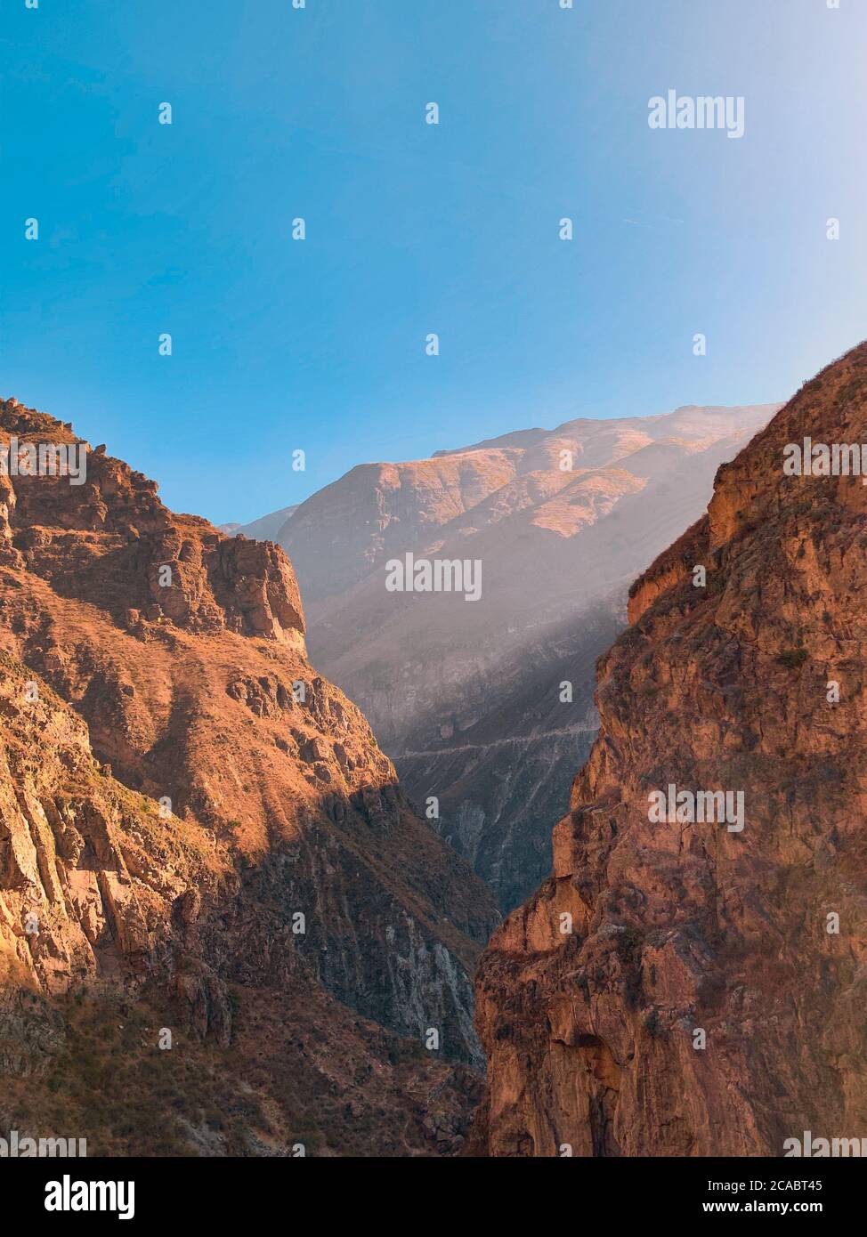 View between two mountains hi-res stock photography and images - Alamy