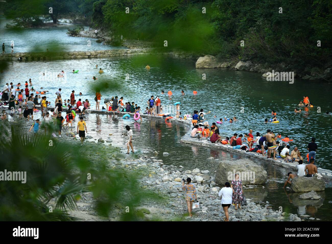 (200806) -- ENSHI, Aug. 6, 2020 (Xinhua) -- People spend time at the ...