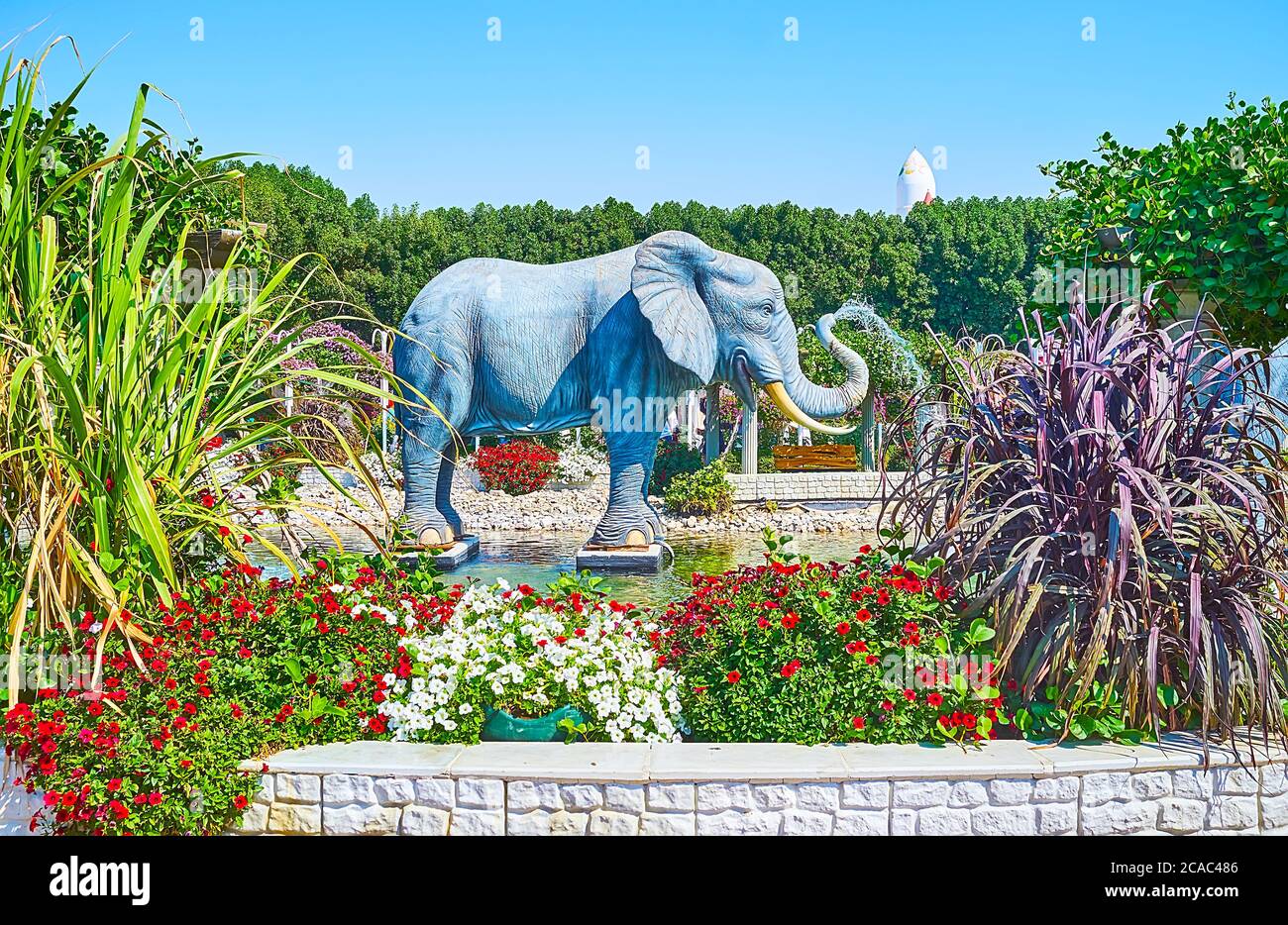 Elephant garden sculpture hi-res stock photography and images - Alamy
