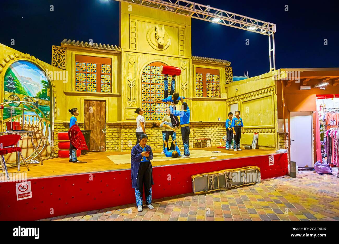 Dubai street performance hi-res stock photography and images - Alamy