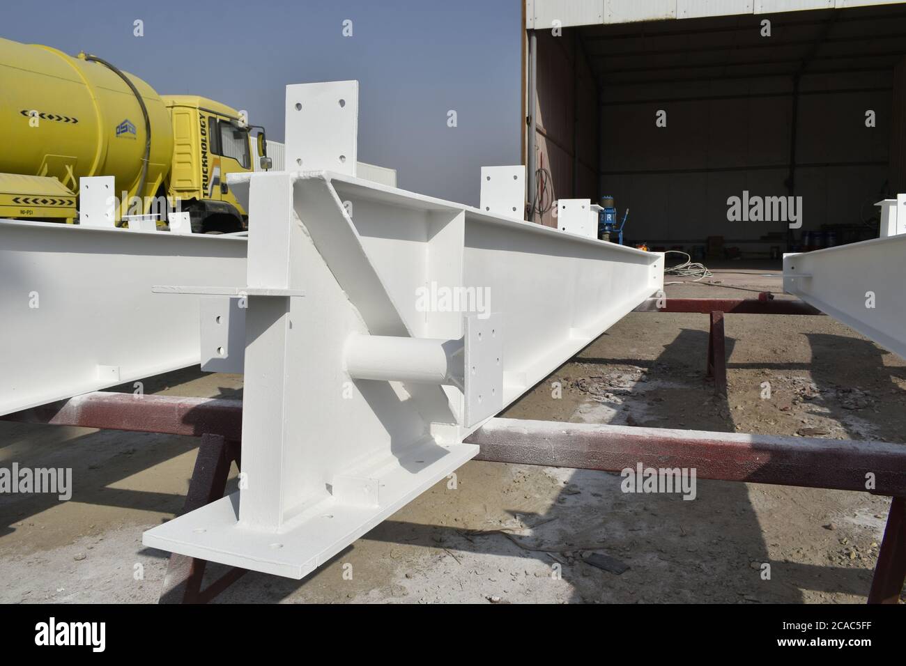 Concrete columns concrete roof beams hi-res stock photography and ...