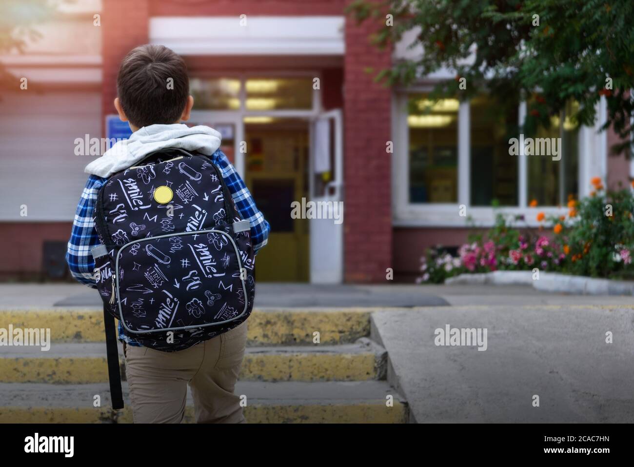 School boys back view hi-res stock photography and images - Alamy