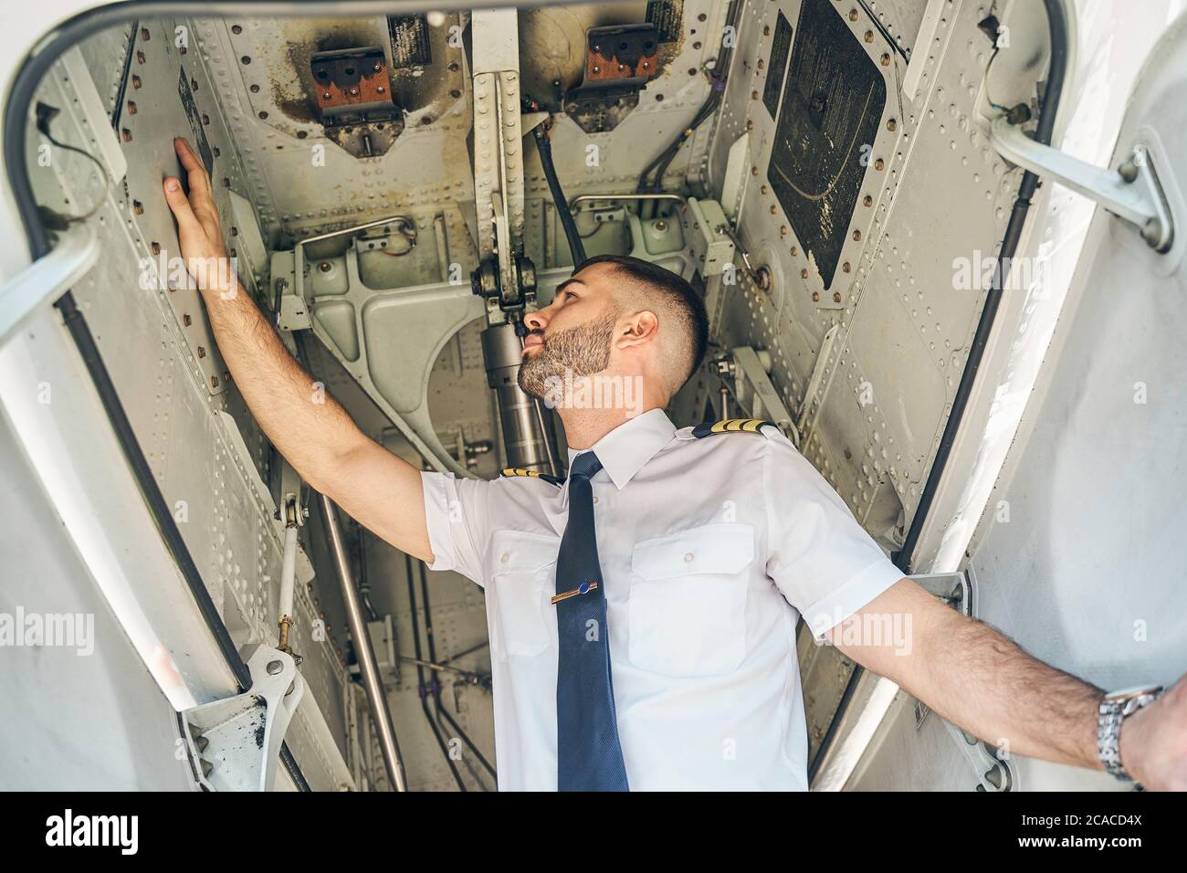 Airplane underbelly hi-res stock photography and images - Alamy