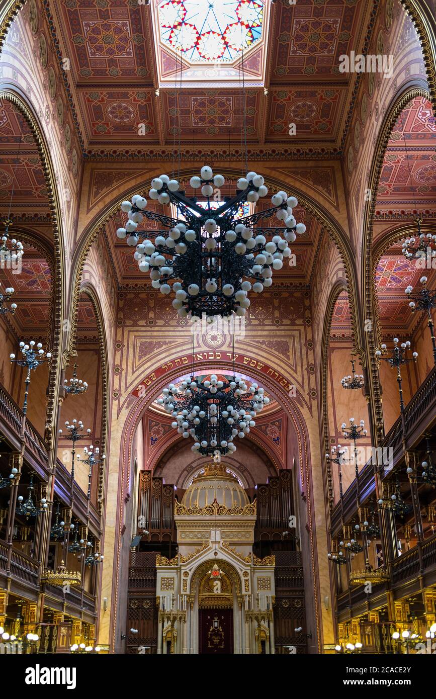 Wide-angle view of Budapest Great Synagogue (Dohány Street Synagogue ...