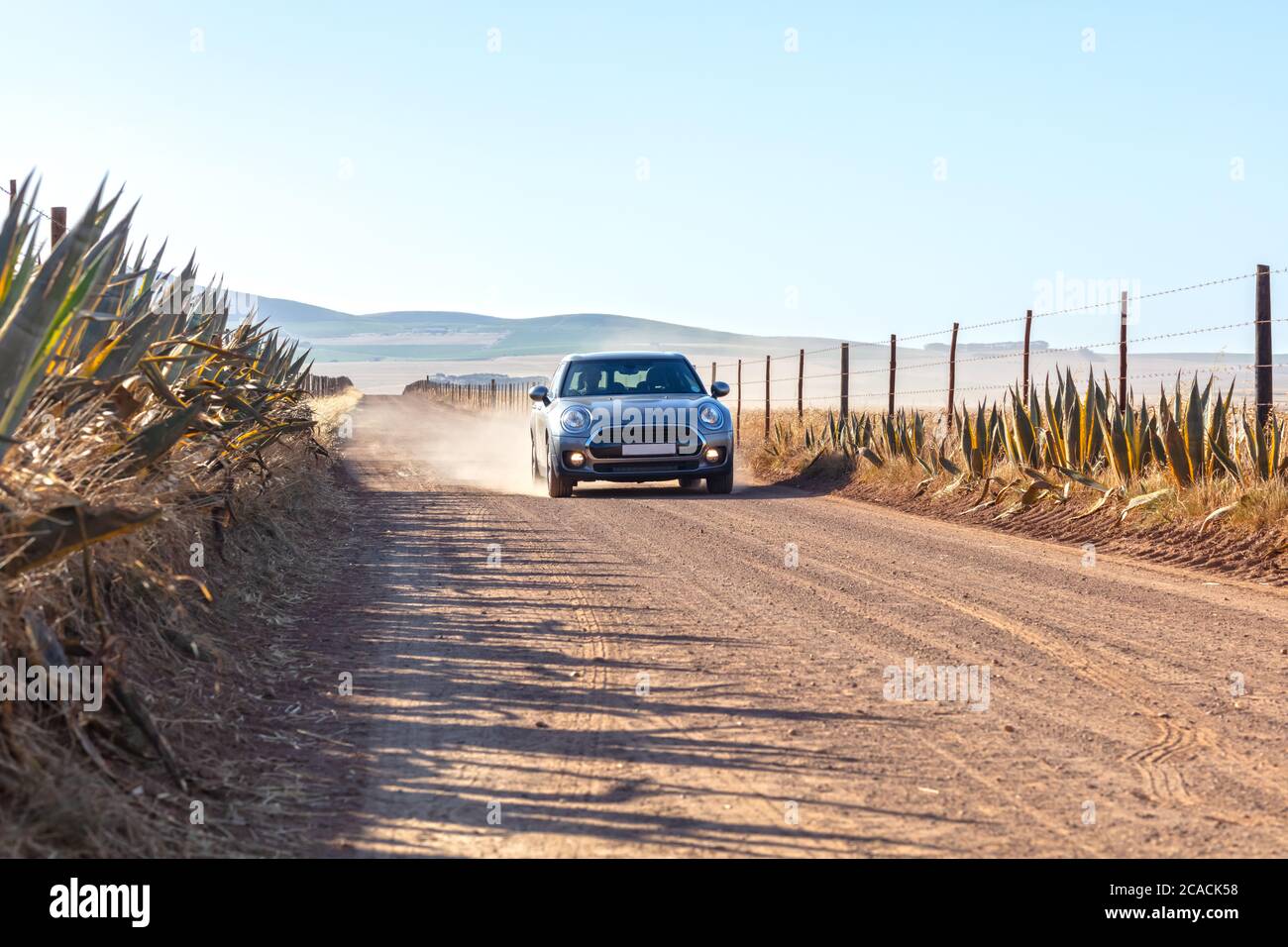 Dirt driveway hi-res stock photography and images - Alamy