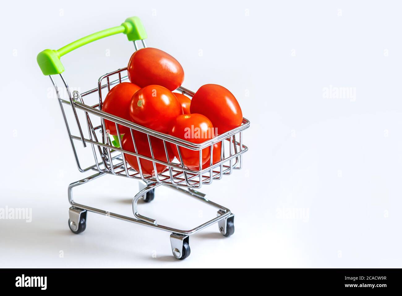 Tomatoes in a grocery cart. A shopping basket filled with fresh ...