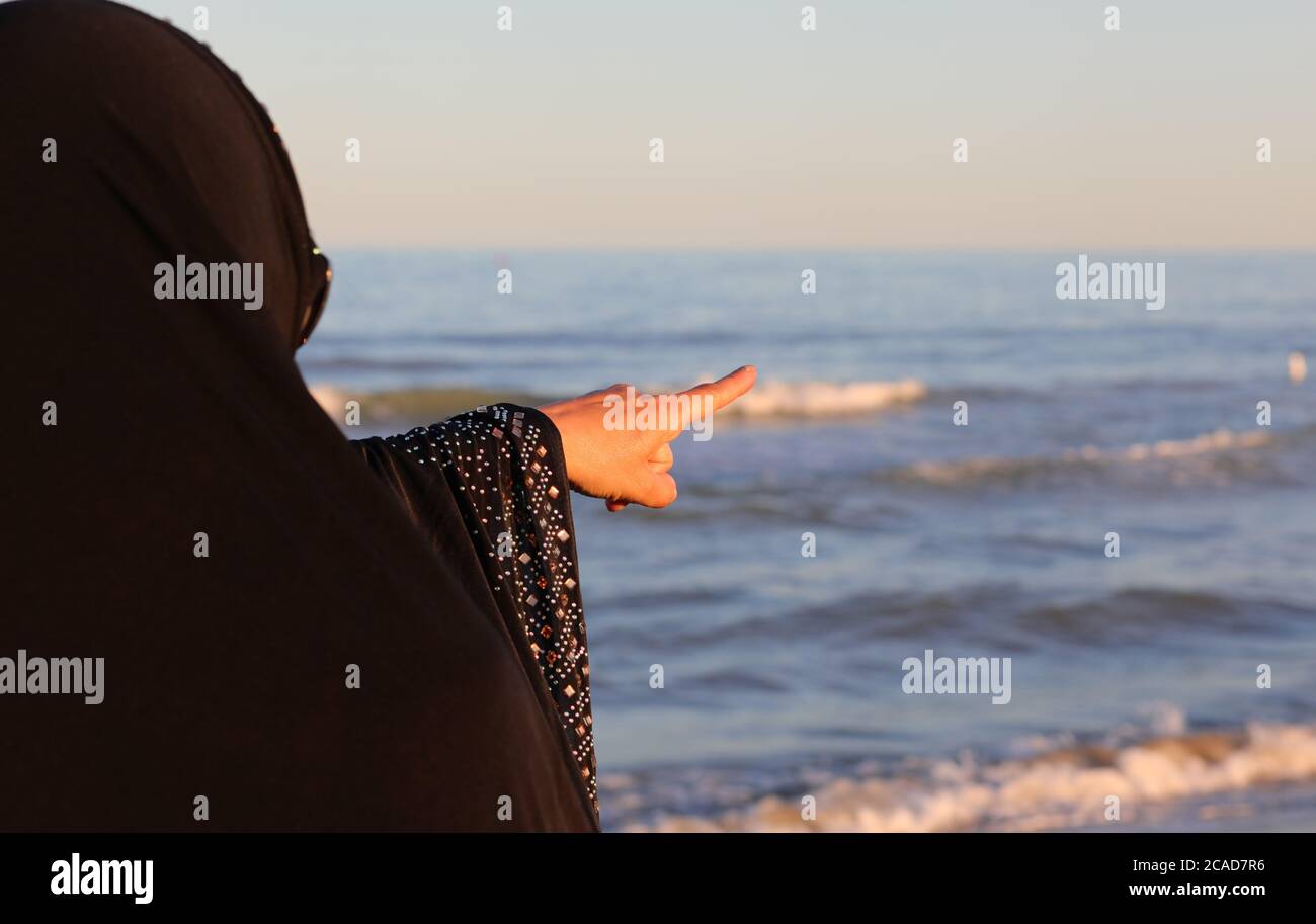 Arabic for veil arabic for veil scarves hi-res stock photography and ...