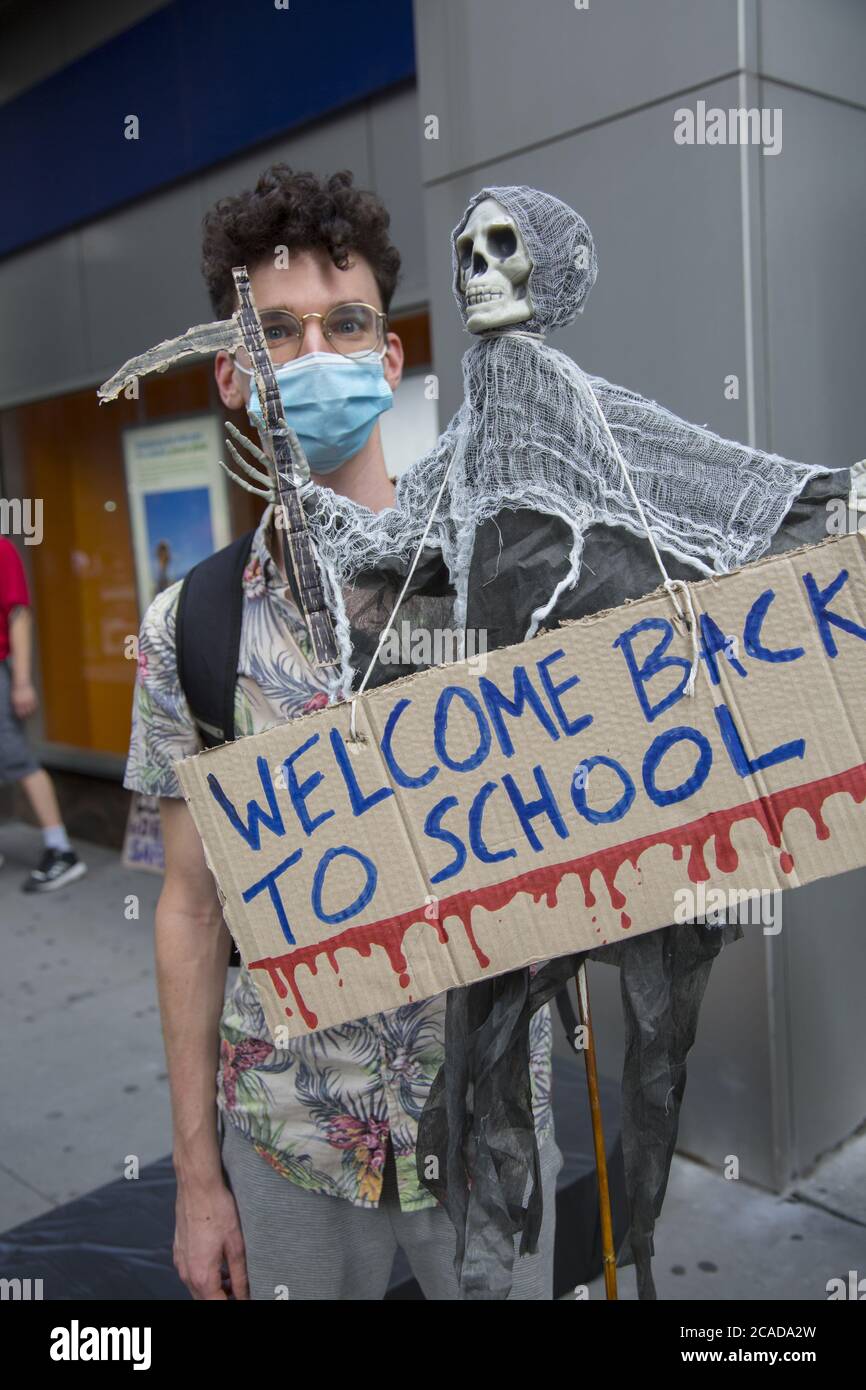 Skeleton march hi-res stock photography and images - Alamy