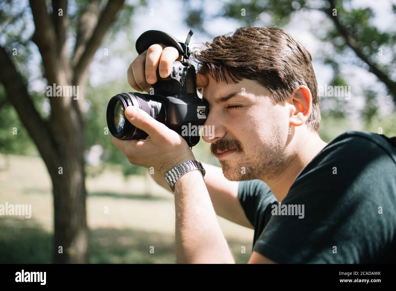 Man looking through viewfinder hi-res stock photography and images - Alamy