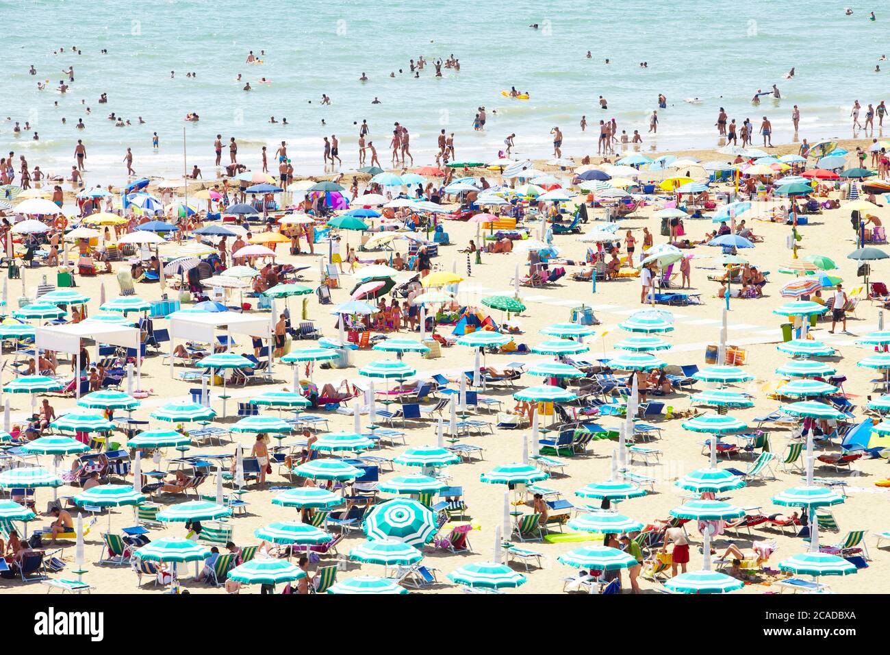 Beach crowded italy hi-res stock photography and images - Alamy