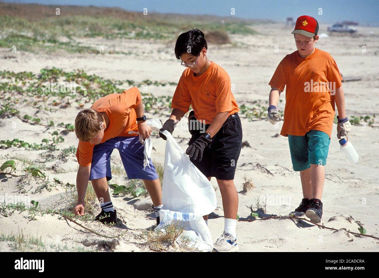 Children picking up trash at school hi-res stock photography and images ...